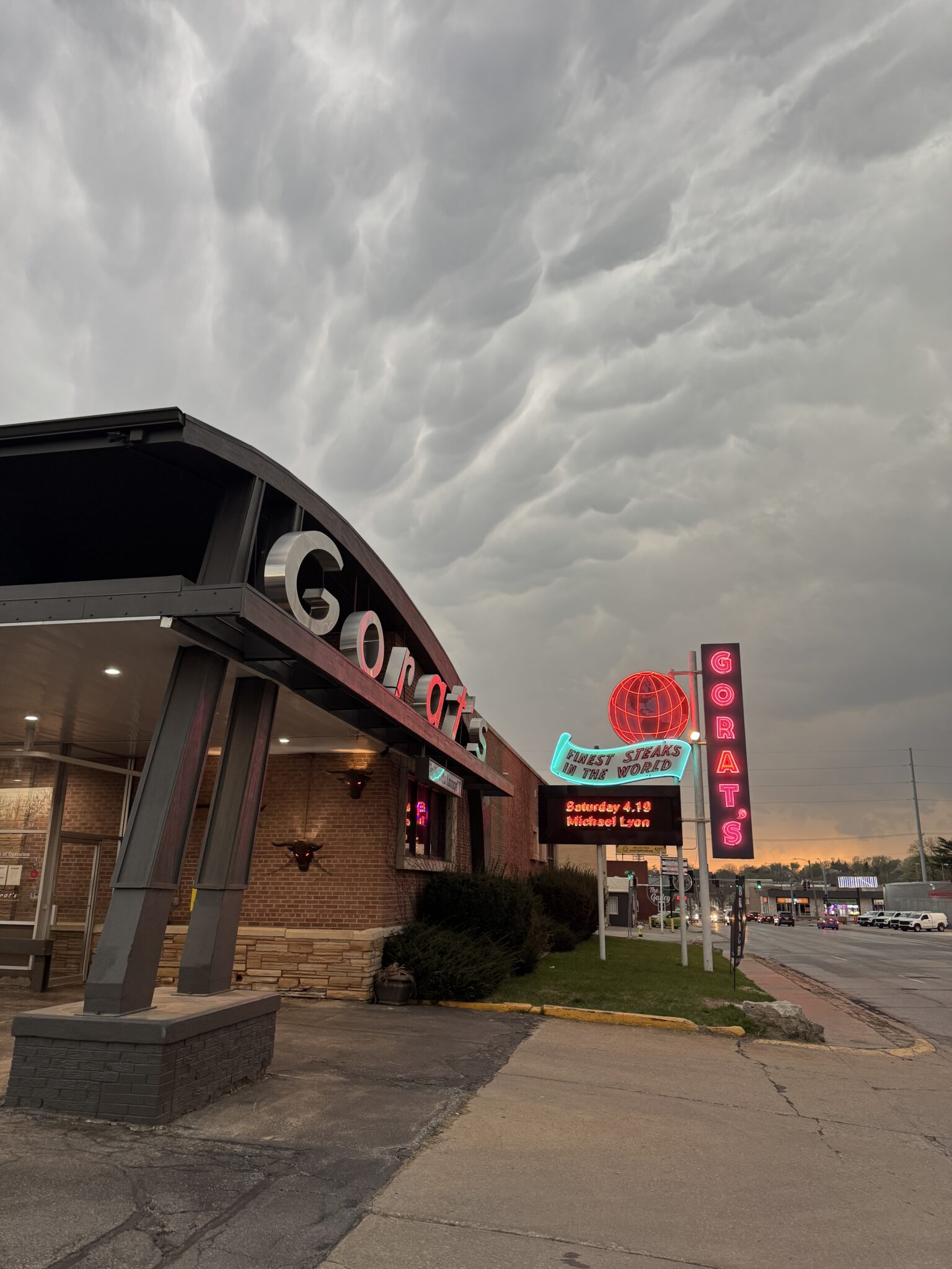 Buffett’s fave steakhouse, Omaha legend Gorat’s, is reinvesting in its ...